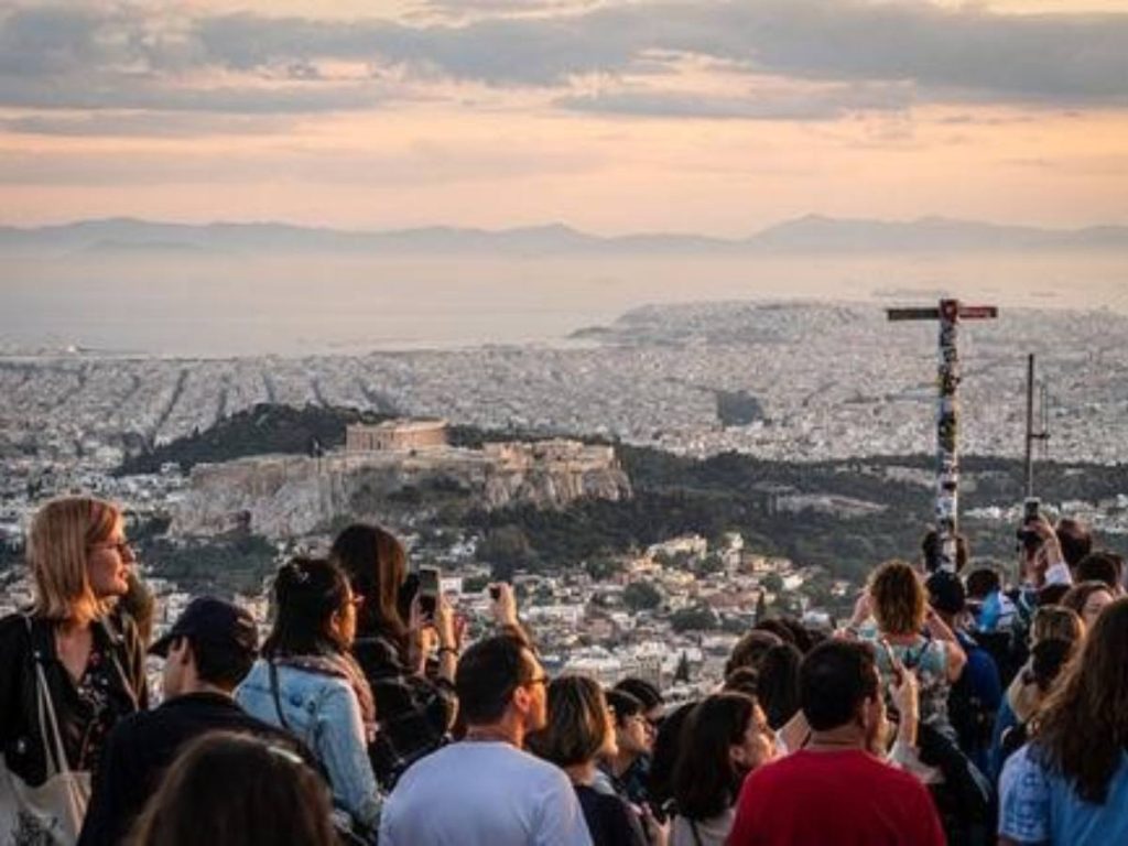 What Is Data Roaming and How Does It Work When You’re Abroad?