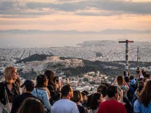 What Is Data Roaming and How Does It Work When You’re Abroad?